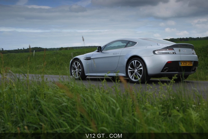 Aston Martin V12 Vantage gris 3/4 arrière gauche / Aston Martin / Photos GT / Les plus belles ...