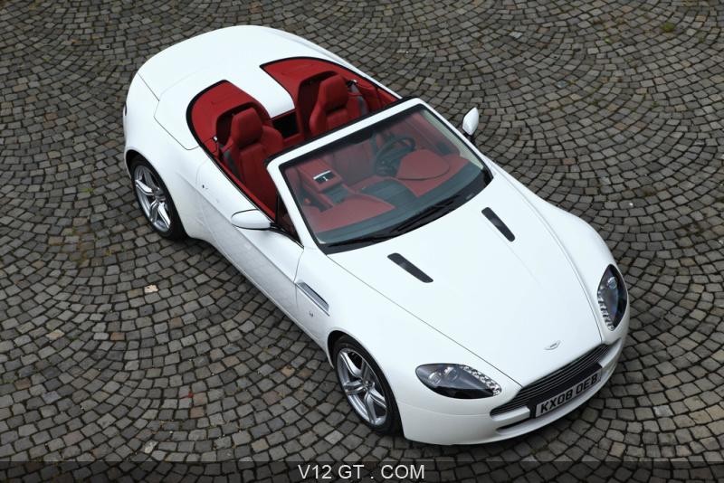 Aston Martin V8 Vantage Roadster blanc 3/4 avant droit vue de haut ...