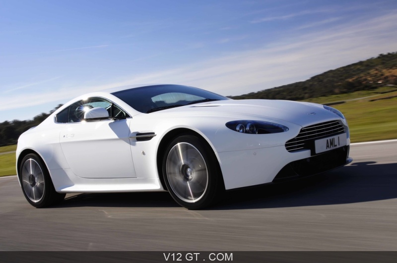 Aston Martin V8 Vantage S blanc 3/4 avant droit travelling penché ...