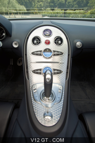 Bugatti Veyron Grand Sport blanc console centrale debout / Bugatti ...