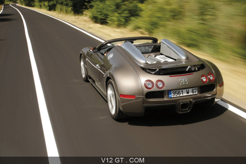 Bugatti Veyron Grand Sport marron 3/4 arrière gauche travelling ...