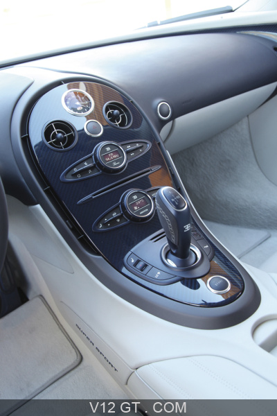 Bugatti Veyron Super Sport bleu/gris console centrale debout / Bugatti ...