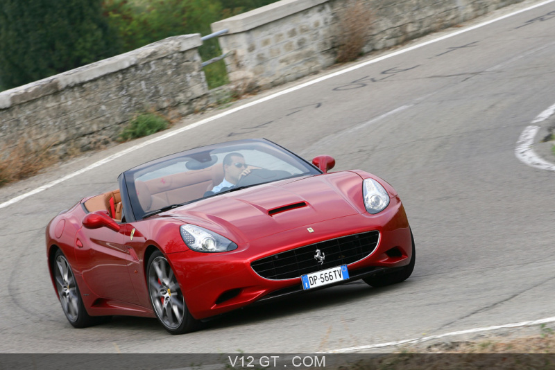 Ferrari California HELE - rouge - 3/4 avant droit, dynamique en virage ...