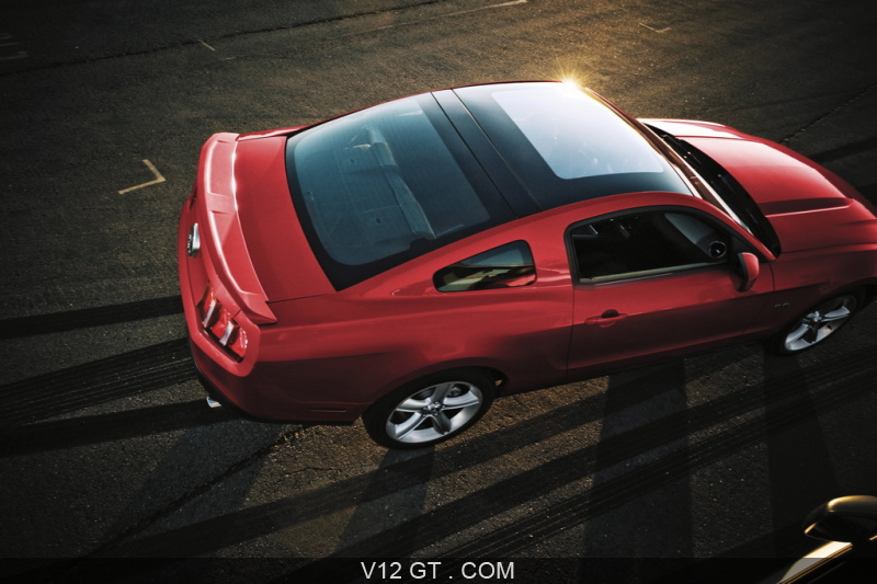 Ford Mustang GT rouge 3/4 arrière droit penché coupé vue de haut / Ford ...