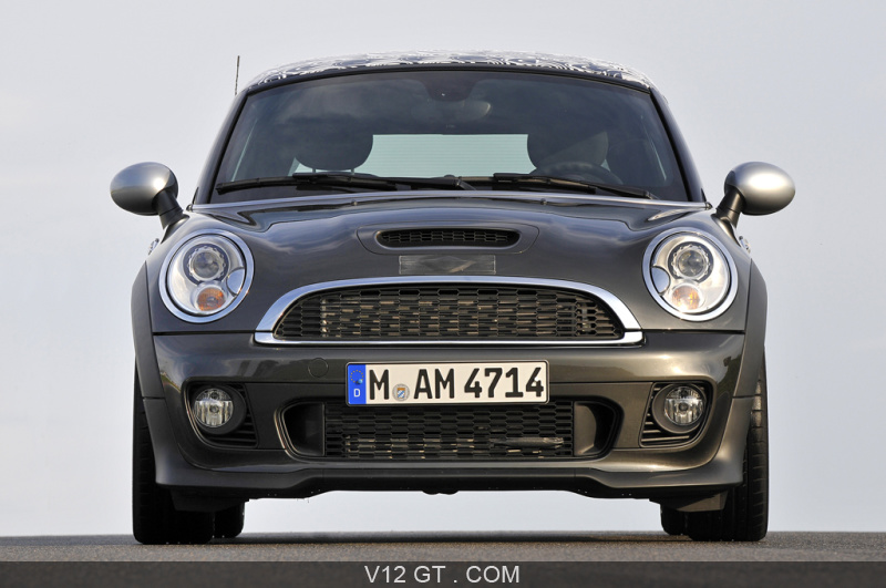 Mini Coupé John Cooper Works - gris - camouflé, face avant / Mini ...