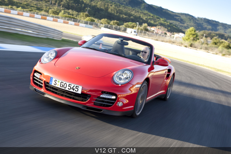 Porsche 997 Turbo Cabriolet MkII rouge 3/4 avant gauche travelling ...