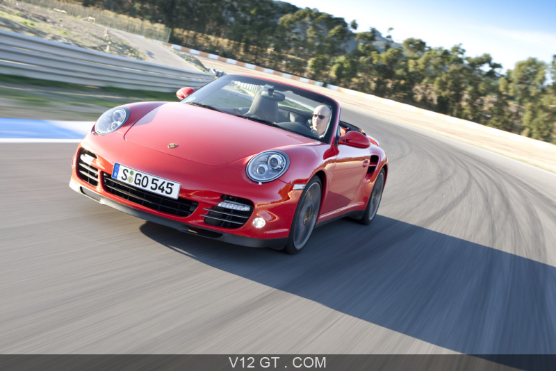 Porsche 997 Turbo Cabriolet MkII rouge 3/4 avant gauche travelling ...