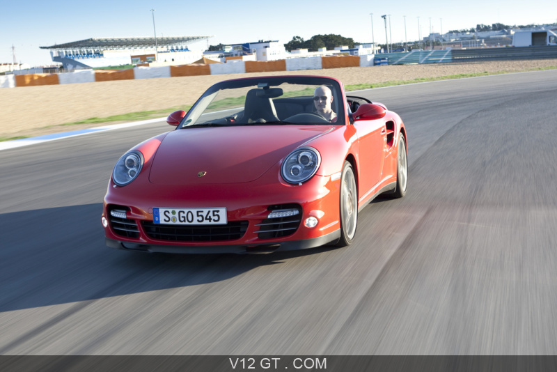 Porsche 997 Turbo Cabriolet MkII rouge 3/4 avant gauche travelling ...