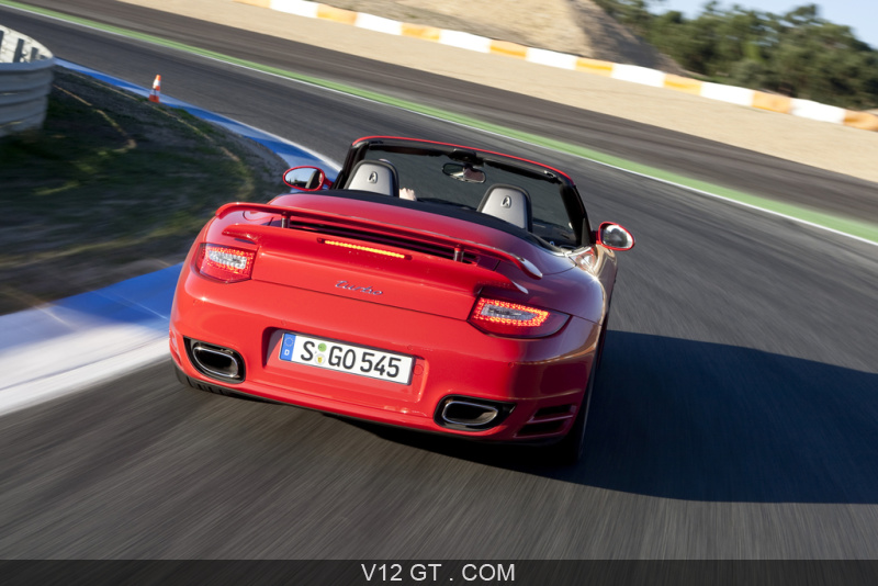 Porsche 997 Turbo Cabriolet MkII rouge face arrière travelling penché ...