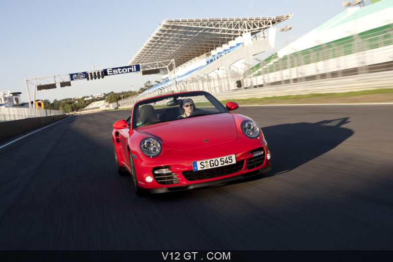 Porsche 997 Turbo Cabriolet MkII rouge face avant travelling penché 2 ...