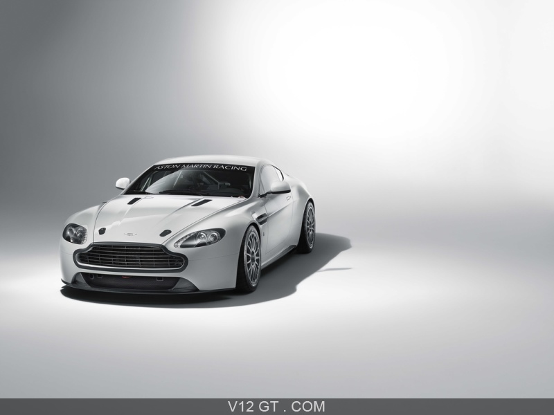 Aston Martin V8 Vantage GT4 blanc 3/4 avant gauche / Aston Martin ...